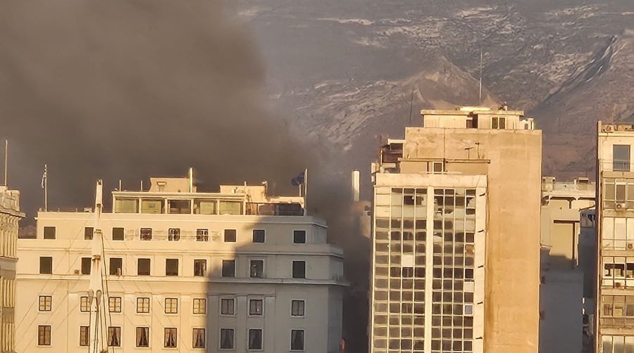 ΜΑΙΝΕΤΑΙ Η ΠΥΡΚΑΓΙΑ ΣΕ ΕΓΚΑΤΑΛΕΛΕΙΜΜΕΝΟ ΚΤΙΡΙΟ ΣΤΟΝ ΠΕΙΡΑΙΑ – ΗΧΗΣΕ ΤΟ ...