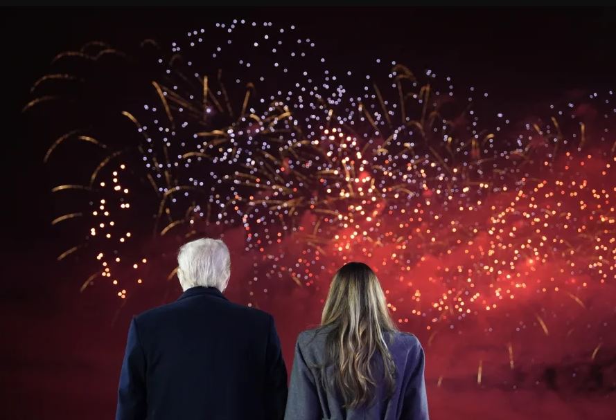 ΕΦΤΑΣΕ Ο ΤΡΙΠΟΔΑΡΟΣ ΤΡΑΜΠ ΣΤΗΝ ΟΥΑΣΙΝΓΚΤΟΝ: ΜΕΓΑΛΕΙΩΔΗΣ ΥΠΟΔΟΧΗ ΜΕ ...